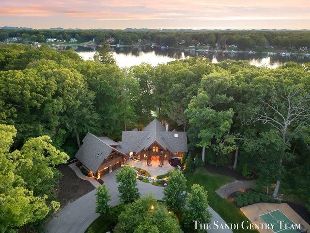 18131 N Fruitport Rd, Spring Lake, MI 49456