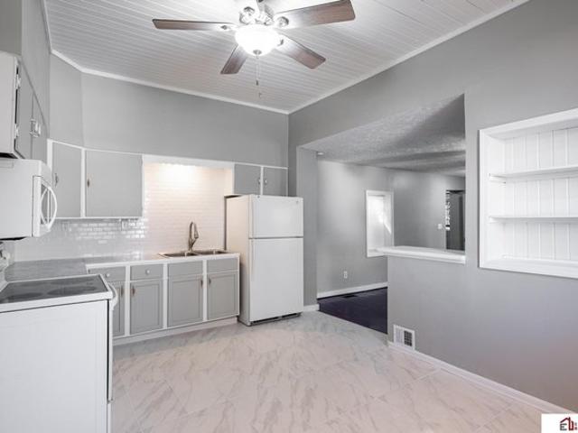 1813 Oak St, Omaha, NE 68108