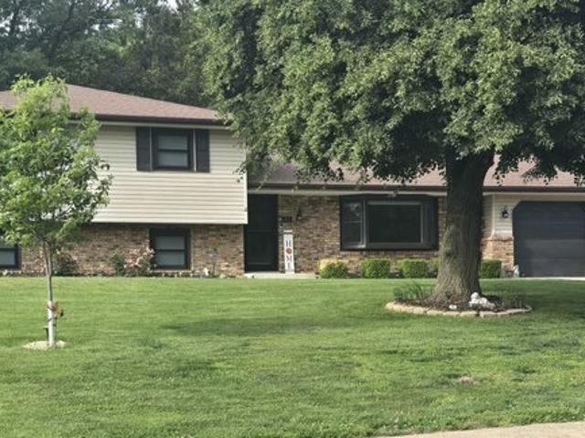 1813 Oakwood Dr, Pekin, IL 61554