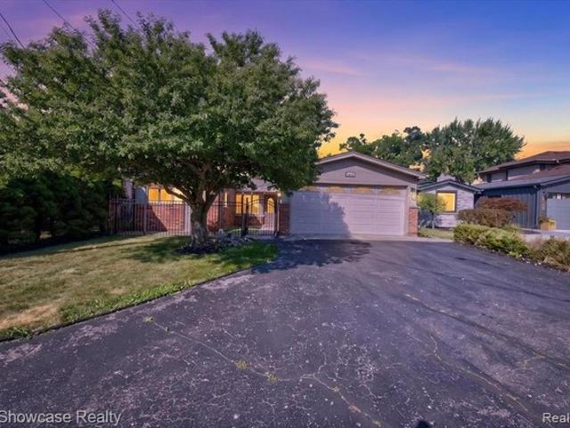 1813 Shankin Dr, Wolverine Lake, MI 48390