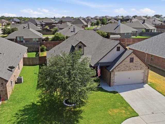1813 Town Creek Cir, Weatherford, TX 76086