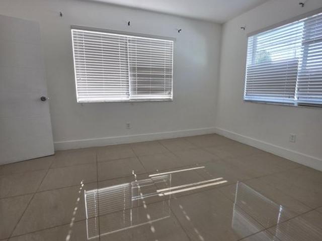 181 NE 168th St, North Miami Beach, FL 33162