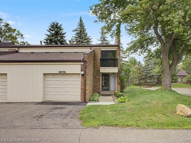 18240 University Park Dr, Livonia, MI 48152