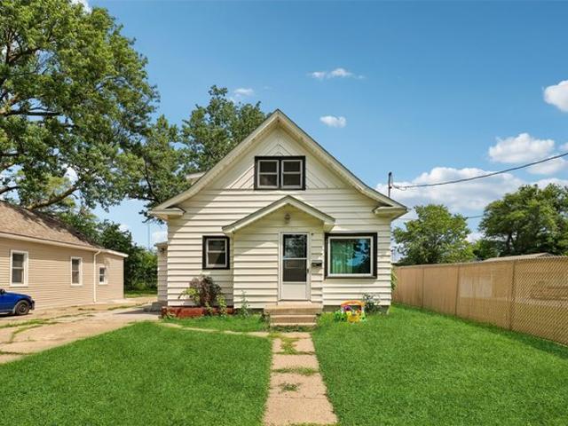 1824 Maple St, Des Moines, IA 50316