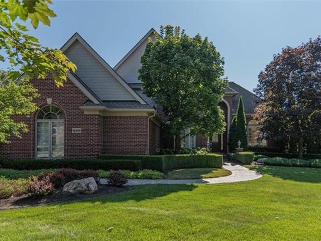 18254 Parkshore Dr, Northville, MI 48168
