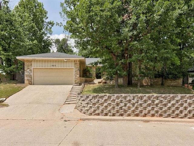 1825 N Oakhill Rd, Bethany, OK 73008
