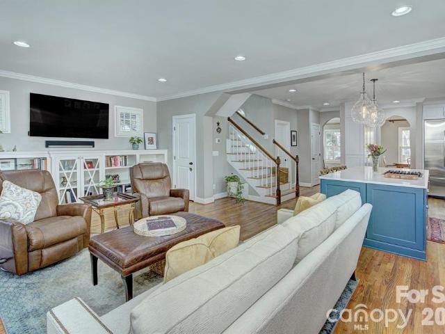 1825 Lombardy Circle