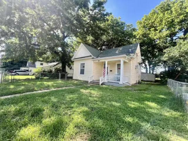 1825 W CHESTNUT ST, SPRINGFIELD, MO 65802 Single Family Reside.