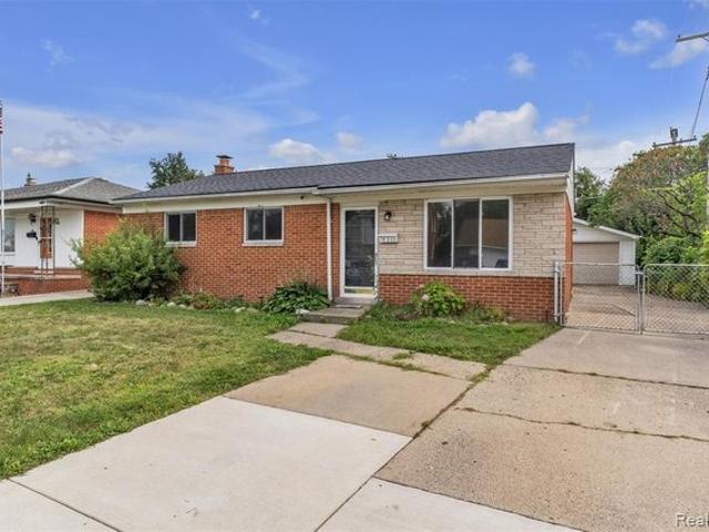 18260 Spring Ct N, Fraser, MI 48026