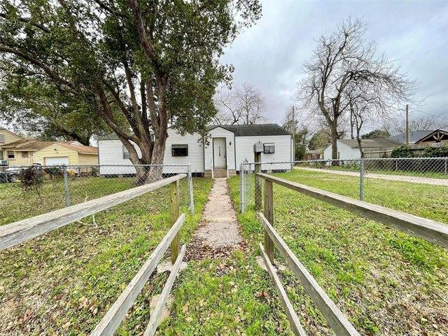 1827 Neuman St, La Marque, TX 77568
