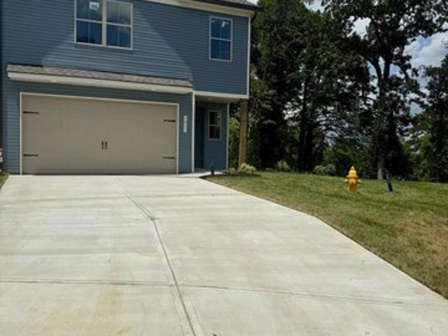 1827 Bennett Village Dr, Maryville, TN 37804