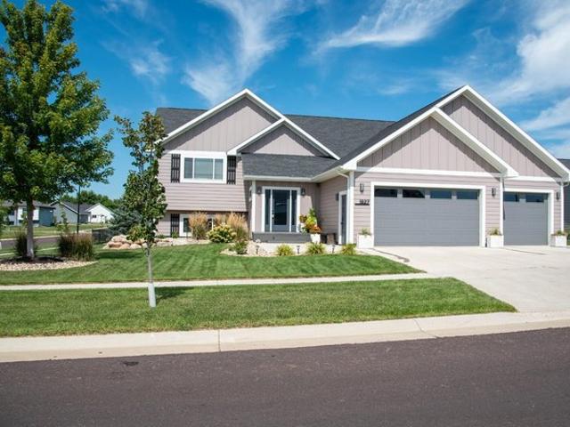 1827 E Briarwood Cir, Brookings, SD 57006