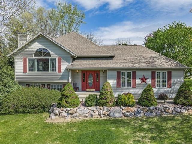 1827 Huntington Park Dr, Reedsburg, WI 53959