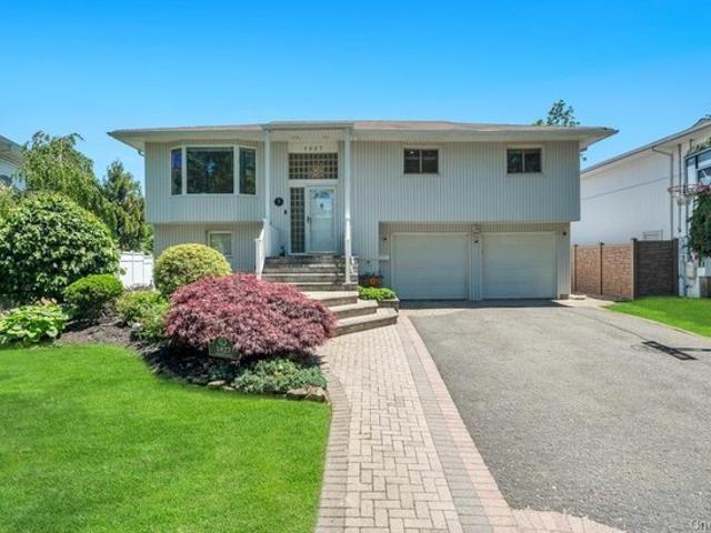 1827 Roberta Ln, Merrick, NY 11566