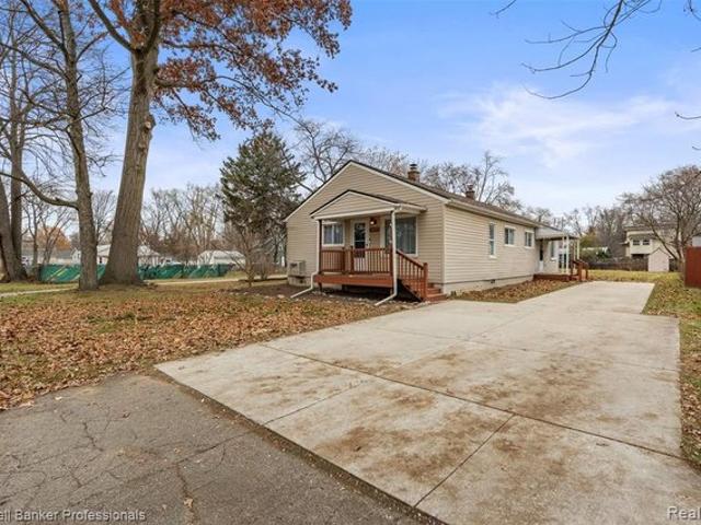 18288 S Deering St, Livonia, MI 48152