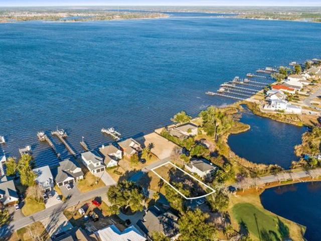 1828 Country Club Dr, Lynn Haven, FL 32444
