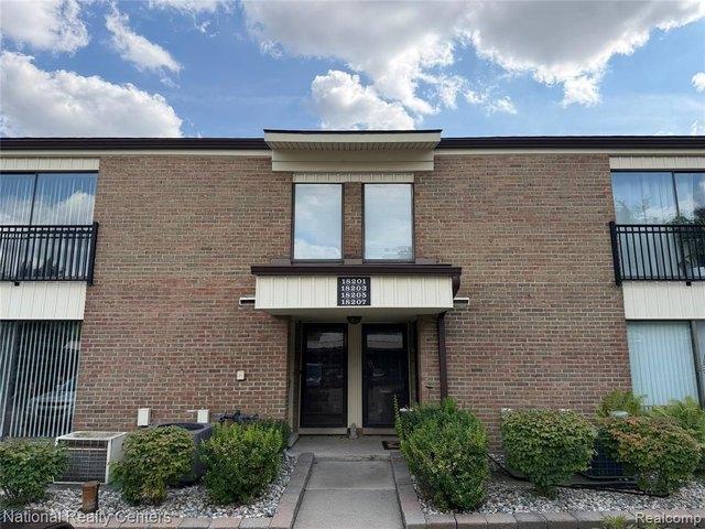 18207 University Park Dr, Livonia, MI 48152