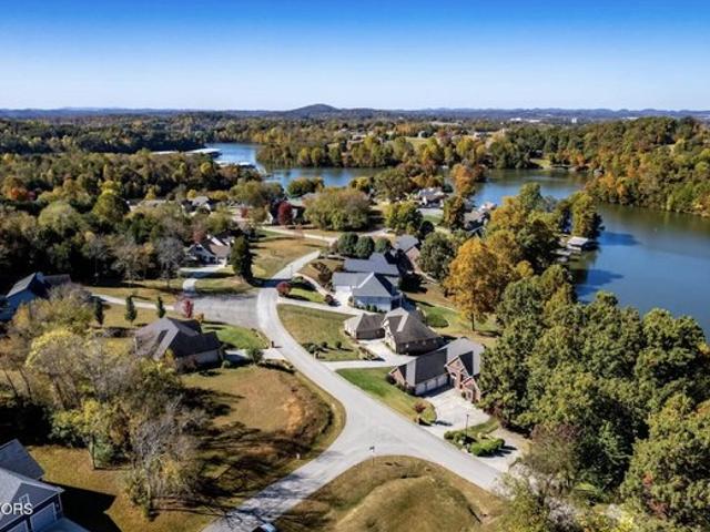 1820 Crazy Horse Dr, Maryville, TN 37801