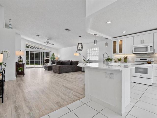 1820 S Club Dr, Wellington, FL 33414