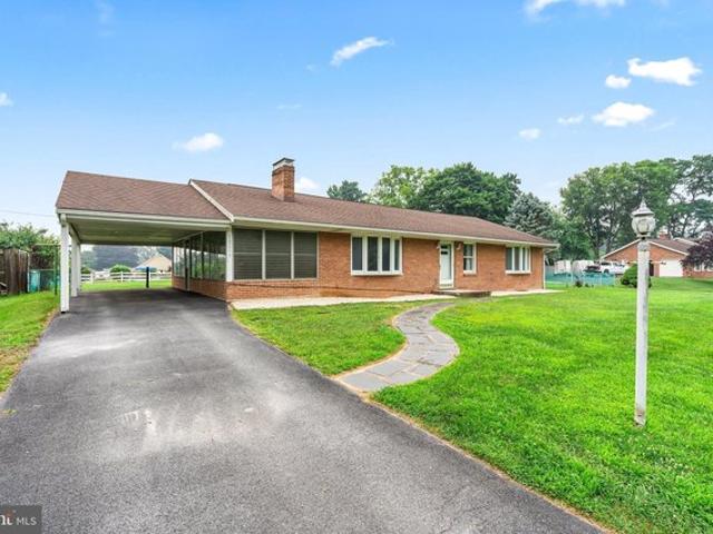 18219 Summerlin Dr, Hagerstown, MD 21740