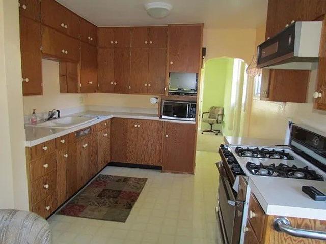 1821 E Ridgeway Ave, Waterloo, IA 50702