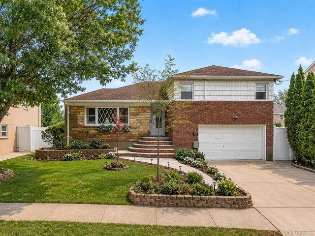 1822 Kent St, Westbury, NY 11590