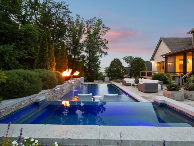 1823 Burland Crescent