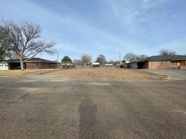 1823 Chestnut Ave, Dalhart, TX 79022