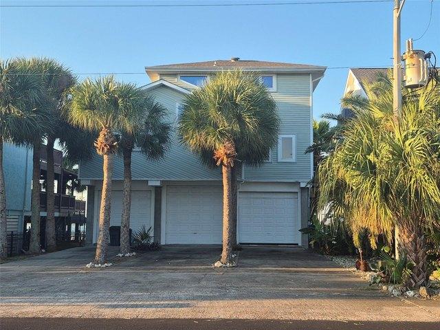 1823 Port O Call St, Tiki Island, TX 77554