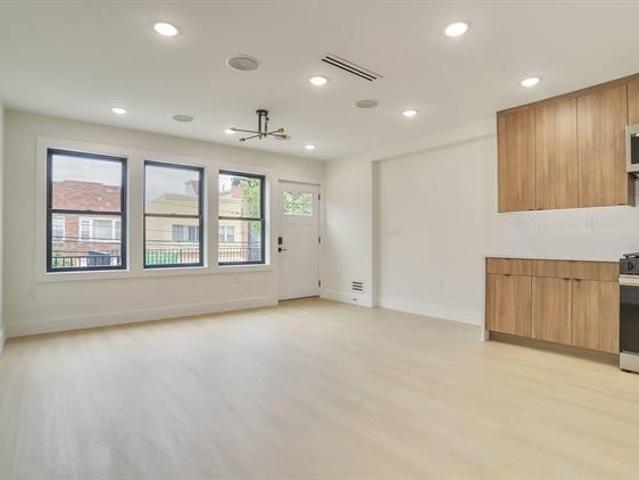 182 Columbia Ave