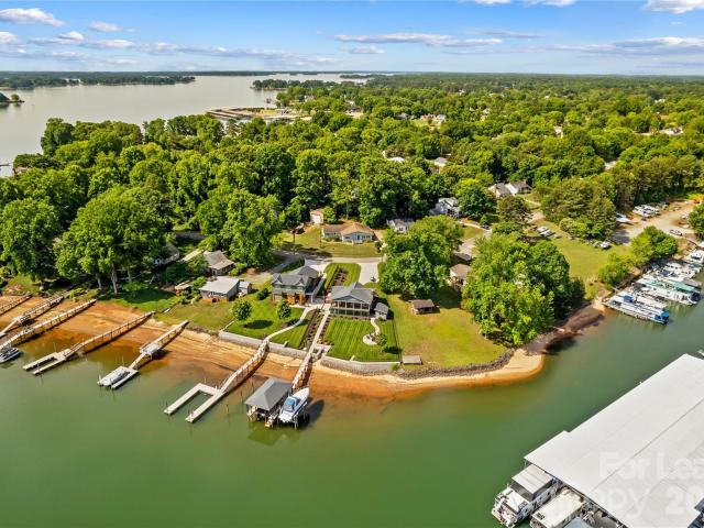 182 Commodore Loop