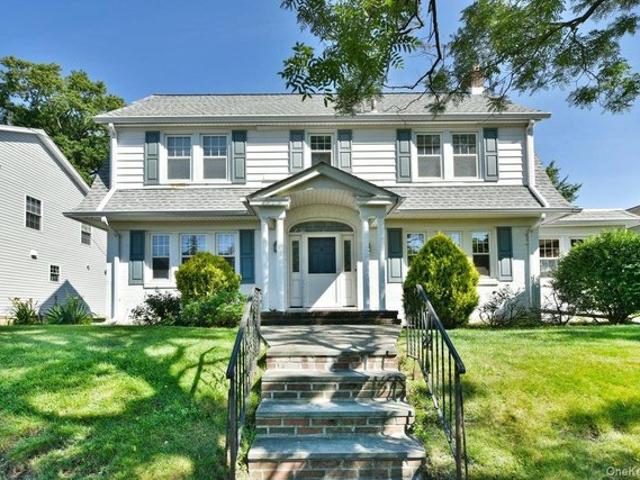 182 Ferncroft Rd, Mineola, NY 11501