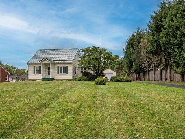 182 Oak Manor Dr, Natrona Heights, PA 15065