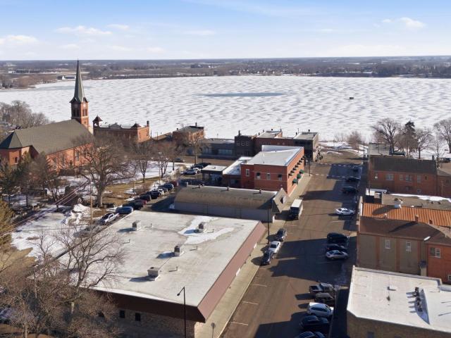 182 Main Avenue W