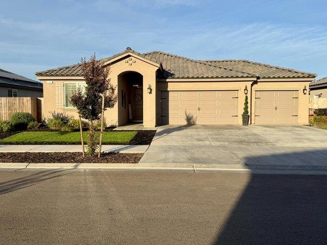 182 N Almond Ave, Kerman, CA 93630