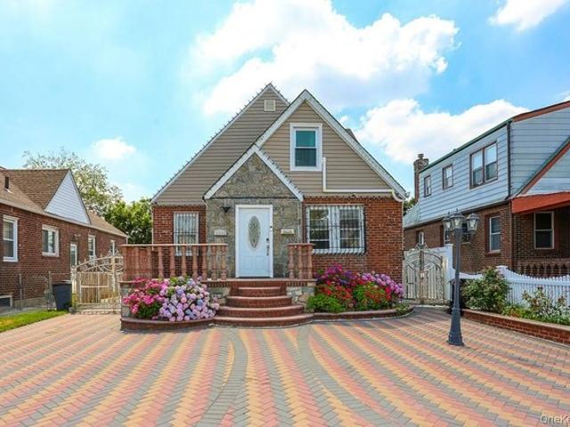 18348 Camden Ave, Saint Albans, NY 11412