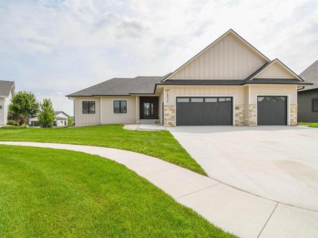 1834 Grand Arbor Cir, Brookings, SD 57006