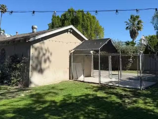 18354 Superior St Houses in Los Angeles, CA