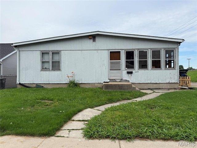 1835 Market St, Madison, IL 62060