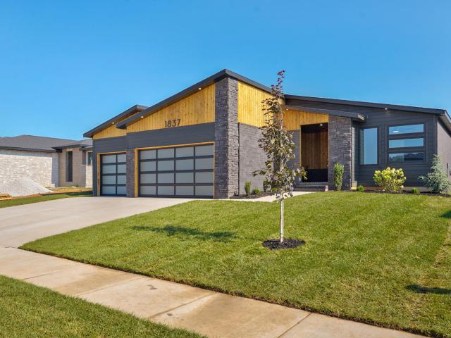 1837 E Skyline Avenue