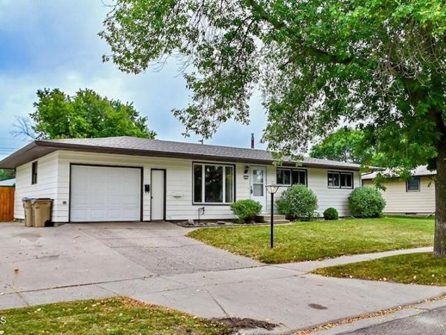 1837 10th St SW, Minot, ND 58701