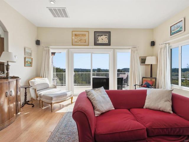 18380 Avenida Caleta