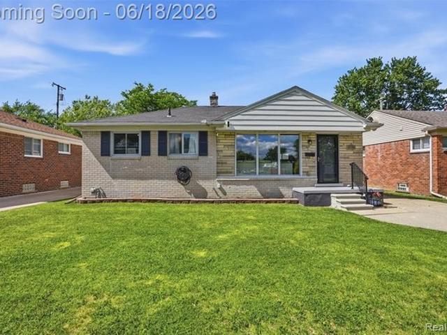 18301 Marquette St, Roseville, MI 48066