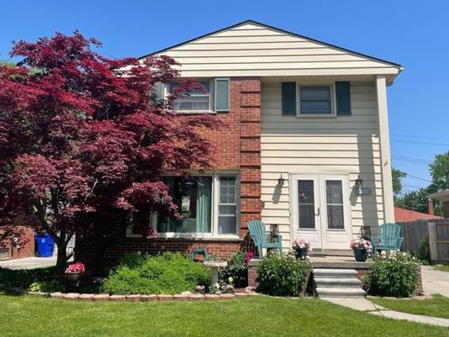 18307 Spring Ct N, Fraser, MI 48026