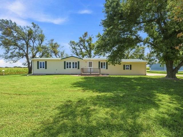 18306 Cottonwood Rd, Maple Hill, KS 66507