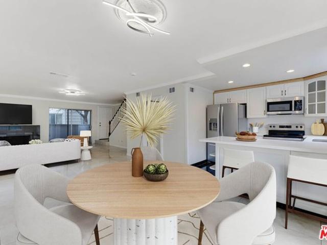 18316 Hatteras St Apt 21, Tarzana, CA 91356