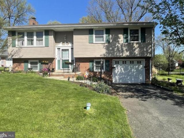 1831 Crooked Oak Dr, Lancaster, PA 17601