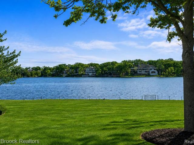 1832 Long Lake Shore Drive