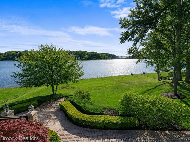 1832 Long Lake Shore Drive