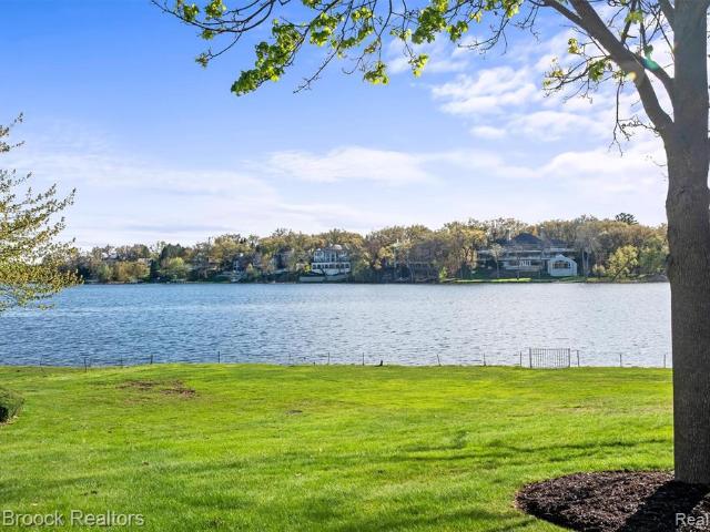 1832 Long Lake Shore Drive